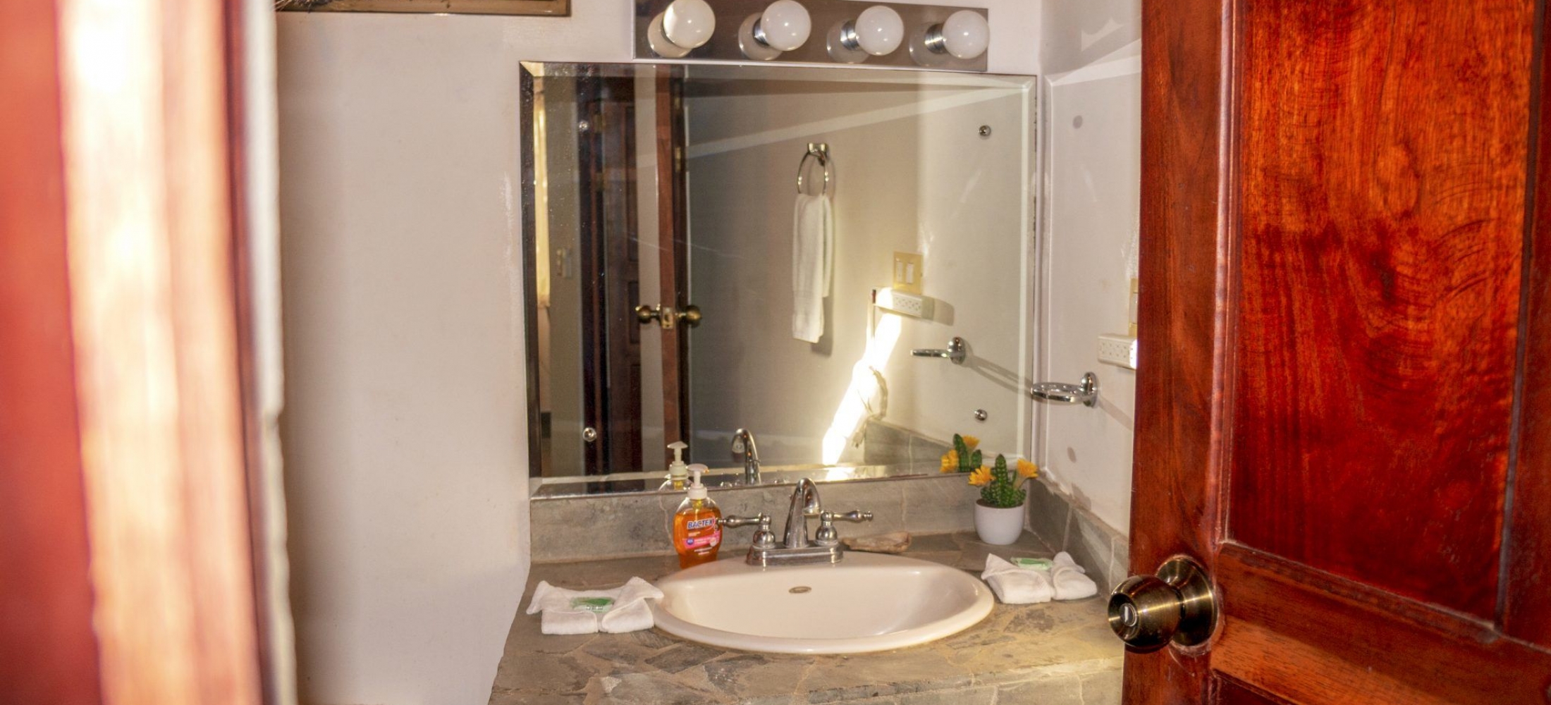 CWC - BATHROOM - Casa Wasabi